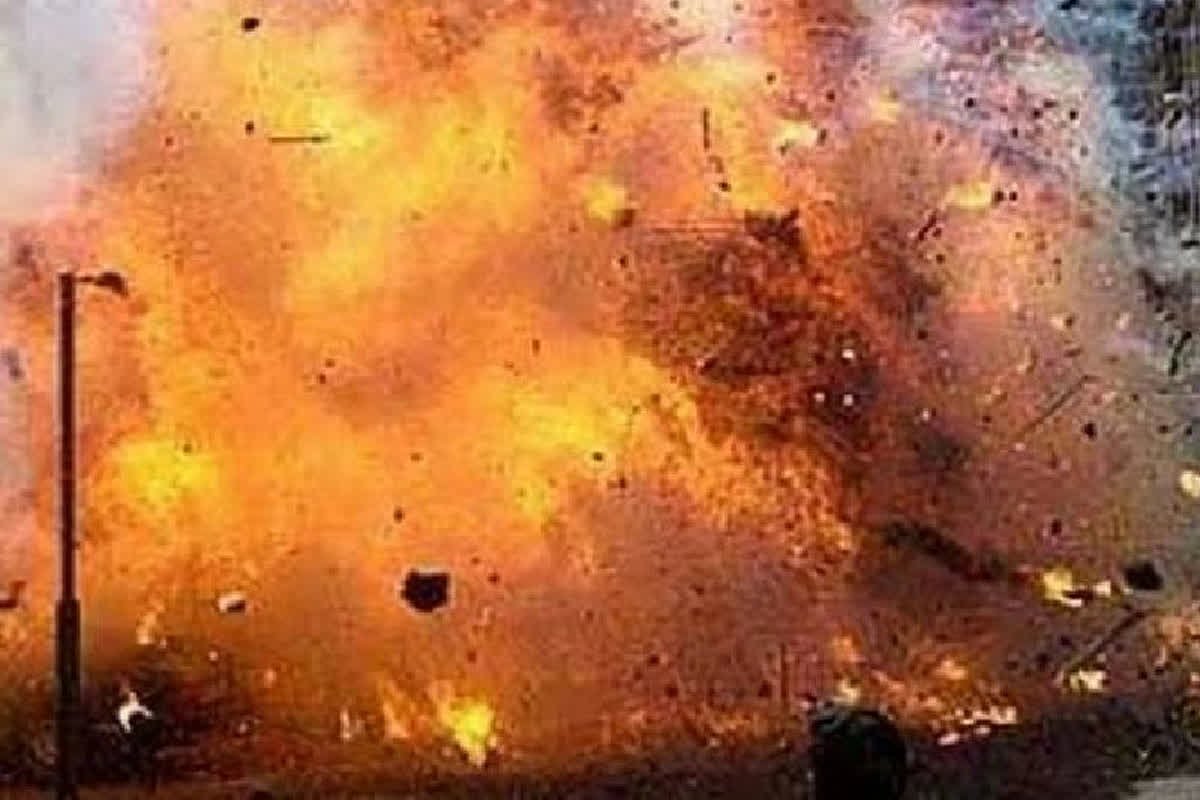 ಬಿಸಿಲಿನ ಝಳಕ್ಕೆ ಸ್ಫೋಟಗೊಂಡ ಜಿಲೆಟಿನ್ ಕಡ್ಡಿ: 15ಕ್ಕೂ ಹೆಚ್ಚು ಮನೆಗಳಿಗೆ ಹಾನಿ ...